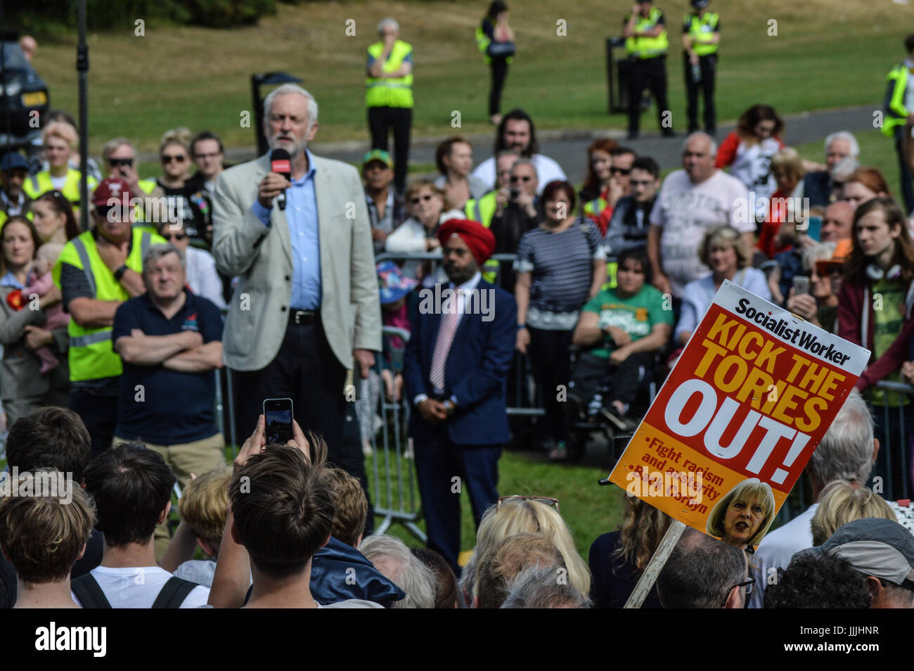 Telford, UK. 20th Jul, 2017. Hundreds of people gather to see Jeremy ...