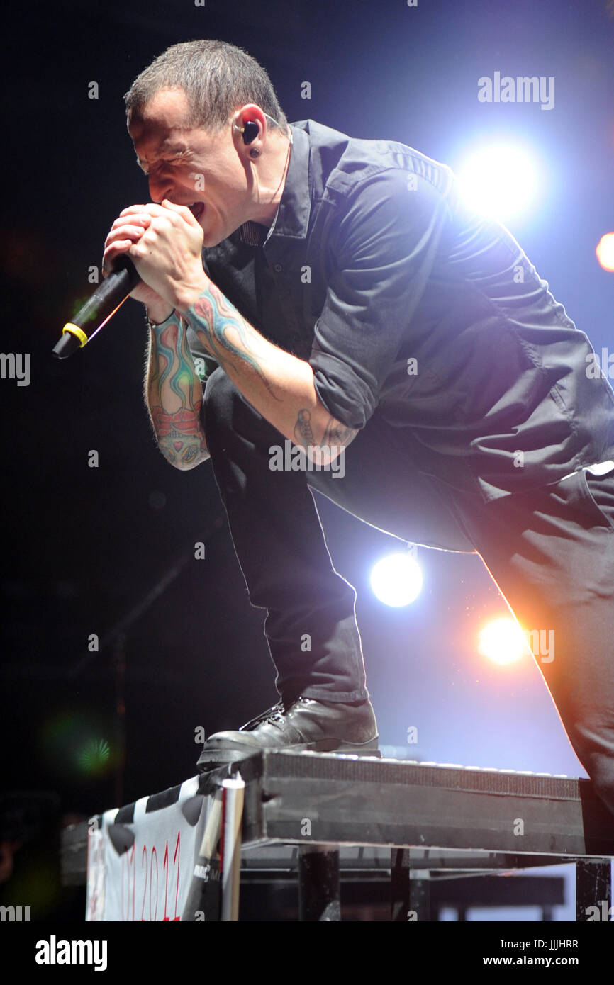 Chester Bennington of Linkin Park performs at the Bank Atlantic center ...