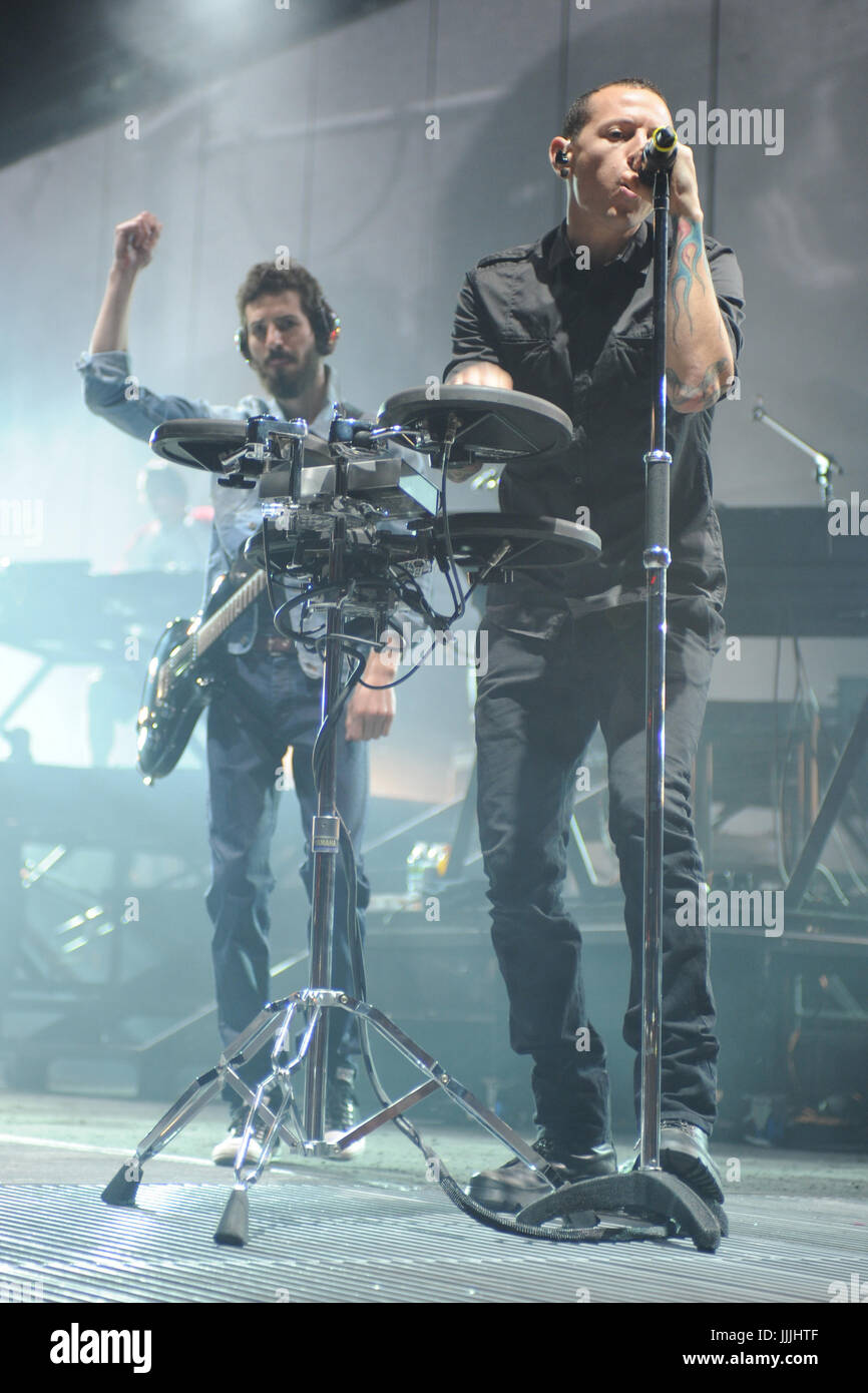 Mike shinoda and chester bennington linkin park hi-res stock ...