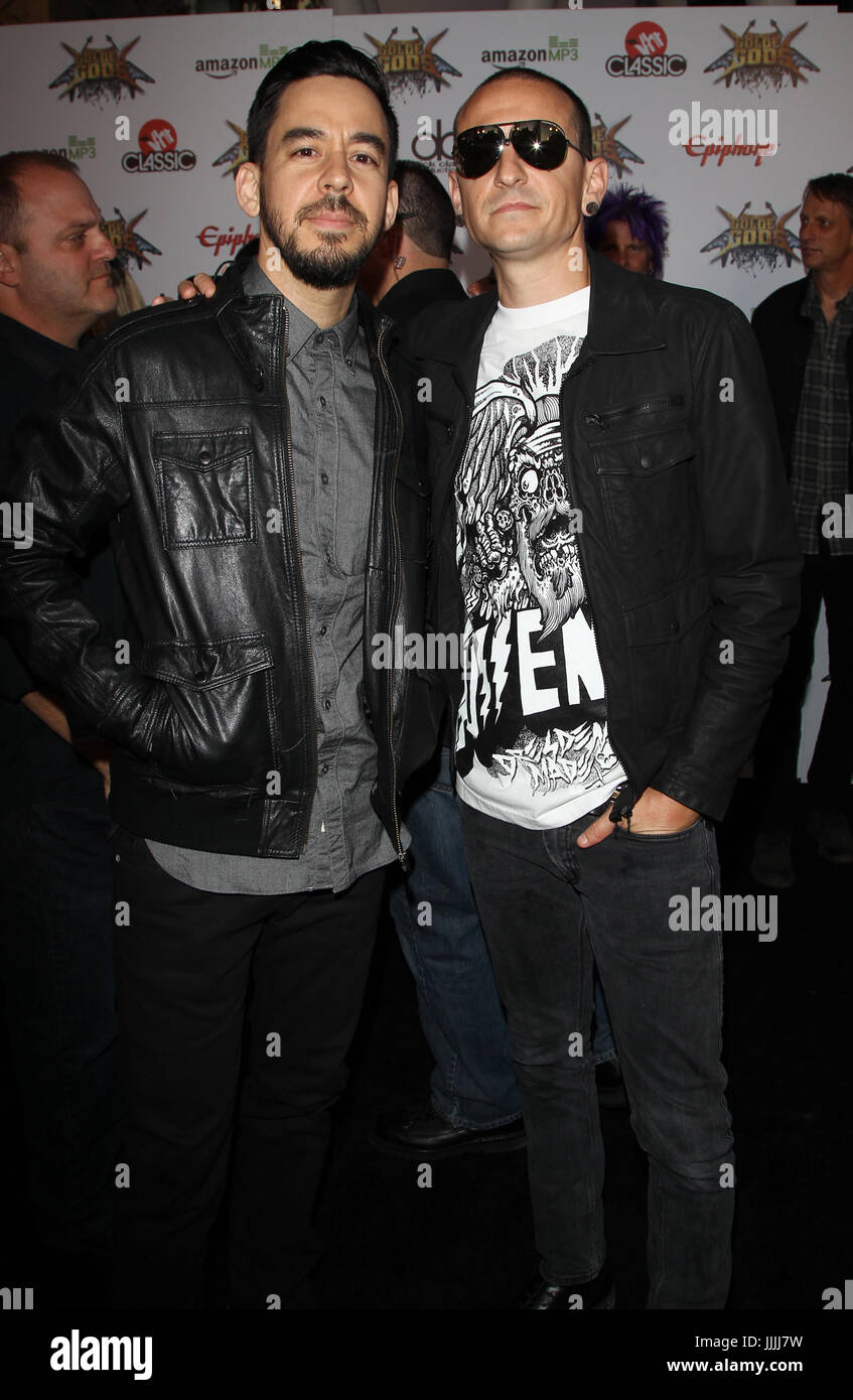 Mike shinoda and chester bennington linkin park hi-res stock ...