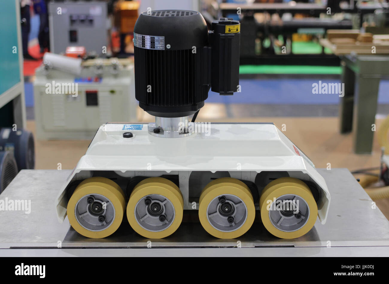 Close up roller feeder for automatic wood cutting industrial machine ...