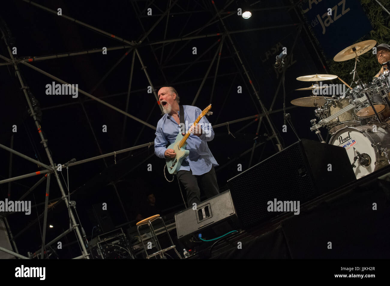 Andy hess on bass hi-res stock photography and images - Alamy
