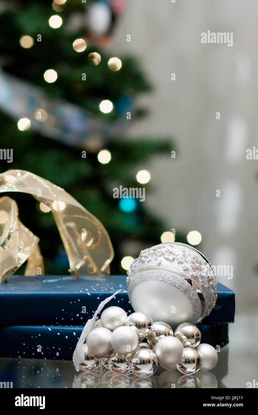 Silver bokeh balls hi-res stock photography and images - Alamy