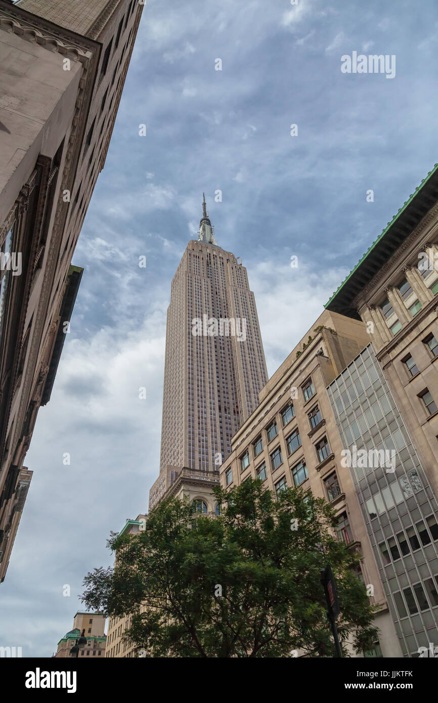 Windows on empire state building hi-res stock photography and images ...
