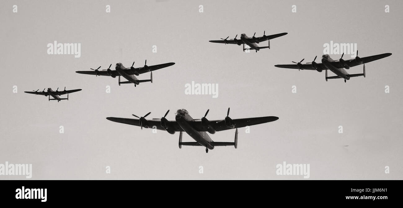 War bomber formation hi-res stock photography and images - Alamy