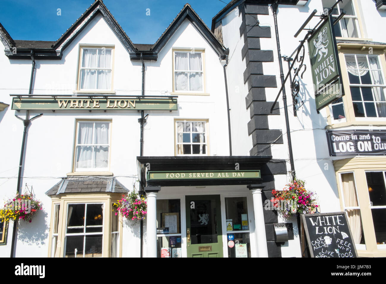 White Lion,pub,market,town,Mach,Machynlleth,shops,clock tower,clock ...