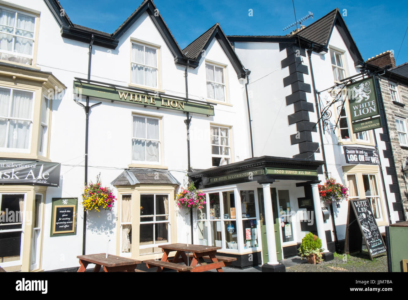 White Lion,pub,market,town,Mach,Machynlleth,shops,clock tower,clock ...