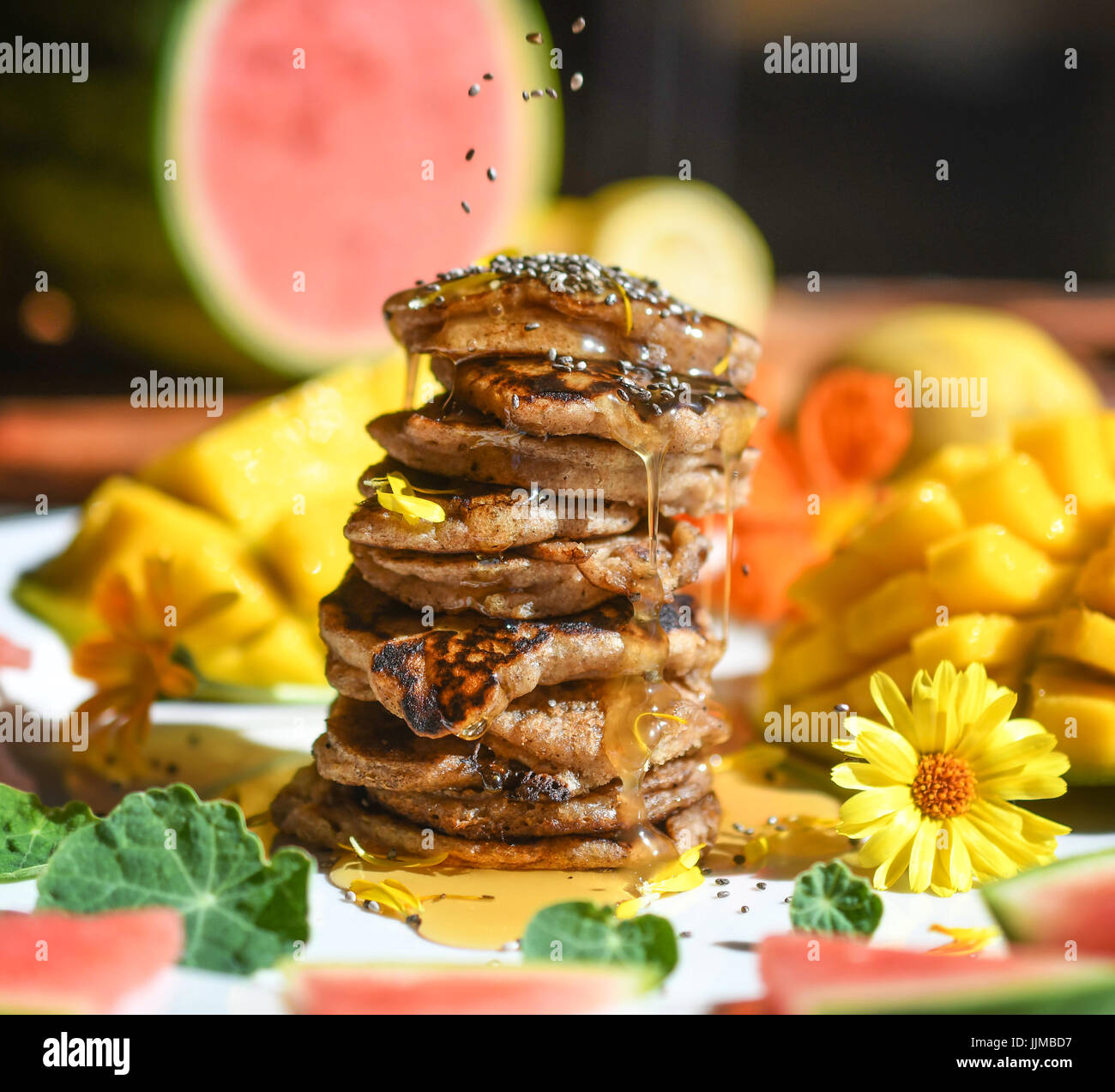 Dripping syrup over pancakes hi-res stock photography and images - Alamy