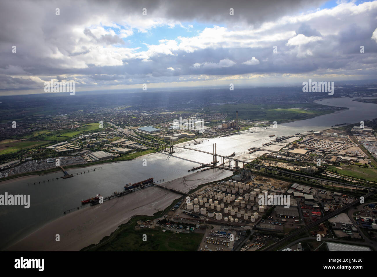 Qe2 bridge hi-res stock photography and images - Alamy