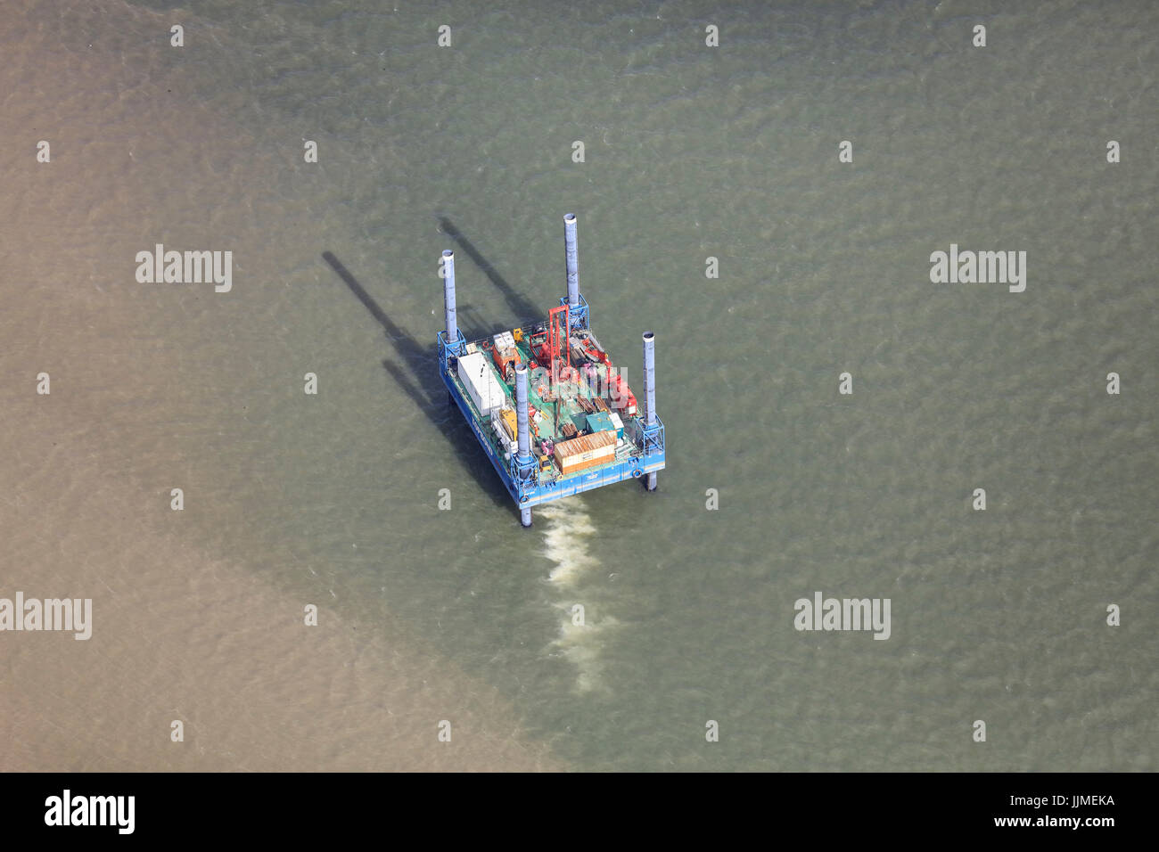 Aerial of oil drilling rig platform hi-res stock photography and images ...