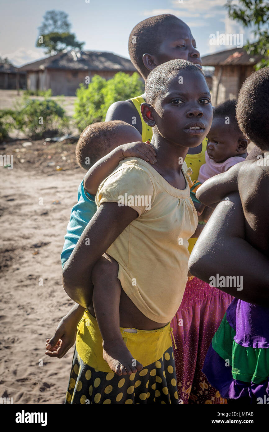 African women carrying baby back hi-res stock photography and images ...