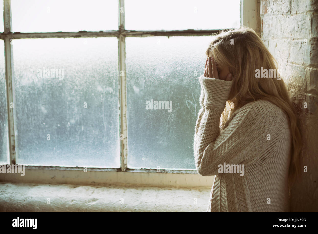 Woman jumper hide hi-res stock photography and images - Alamy