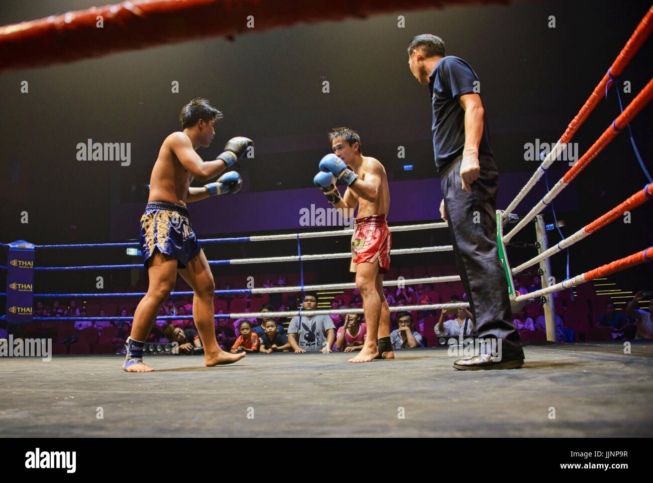 Muay thai fight in thailand hi-res stock photography and images - Alamy