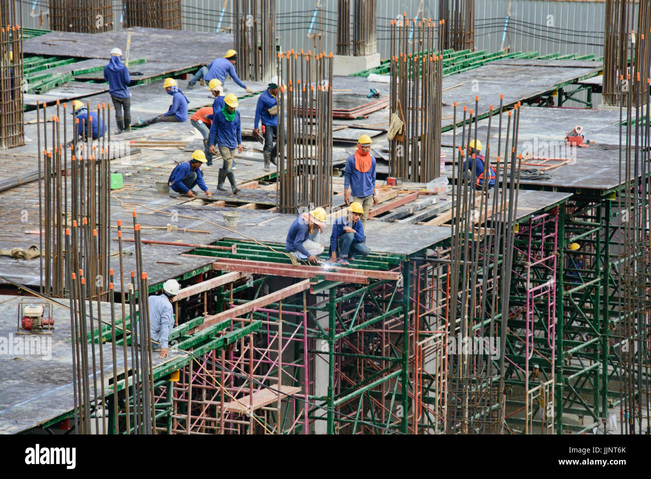 Construction workers on a high rise building in Bangkok, Thailand Stock ...