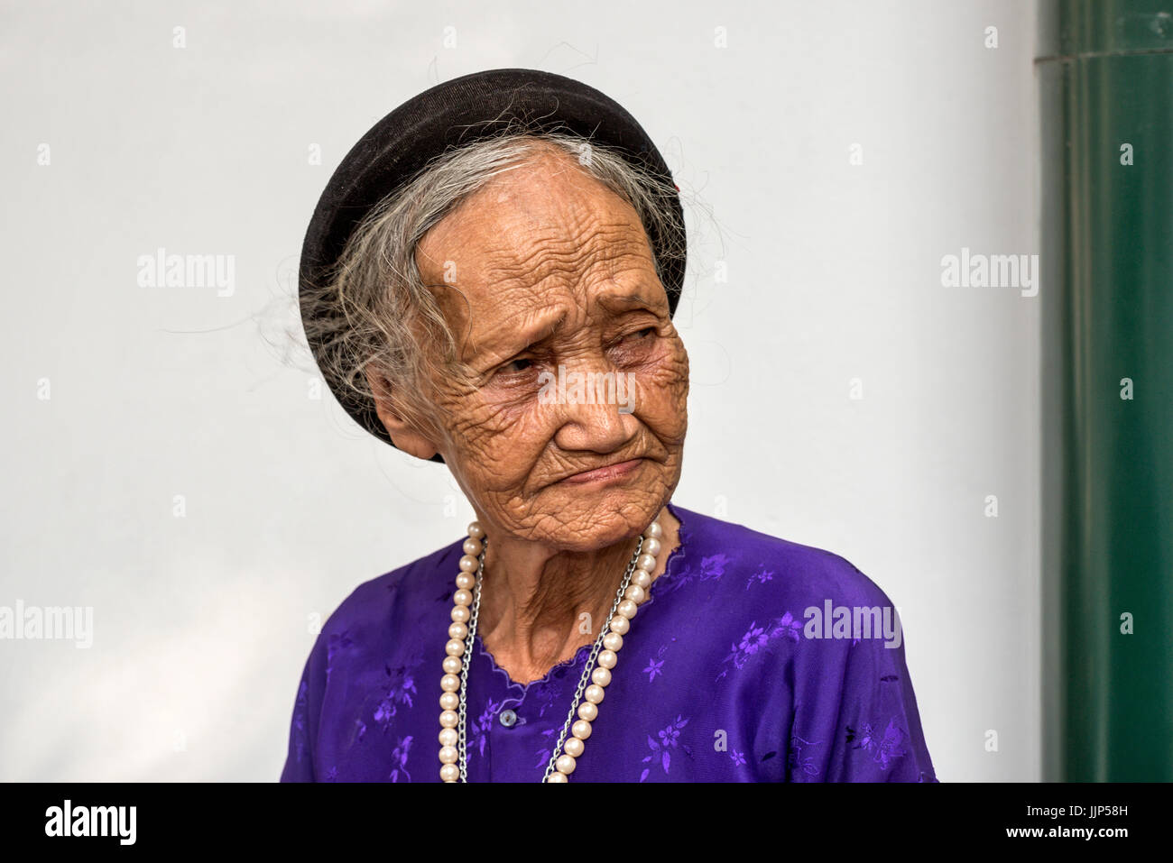 Vietnamese lady hi-res stock photography and images - Alamy