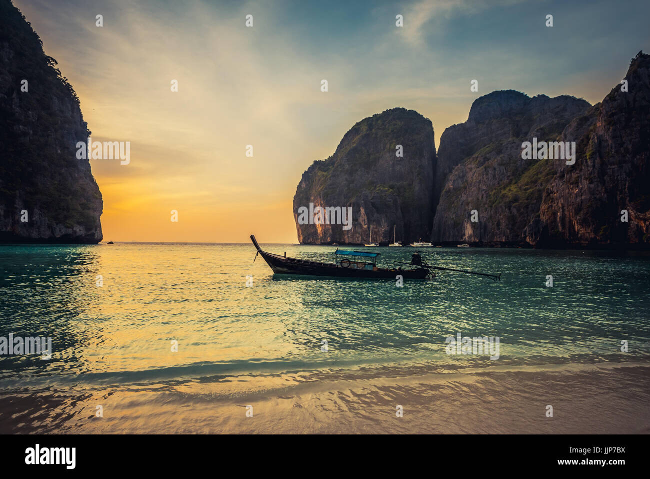 Sunset Phi phi Le island Maya bay Thailand Stock Photo - Alamy