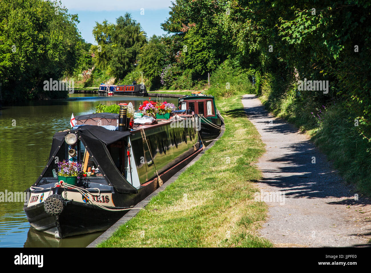 Narrowboats moored along the Kennet and Avon Canal at Devizes Wharf in ...
