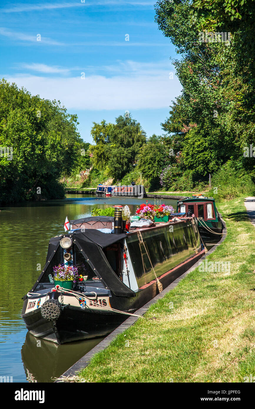Narrowboats moored along the Kennet and Avon Canal at Devizes Wharf in ...