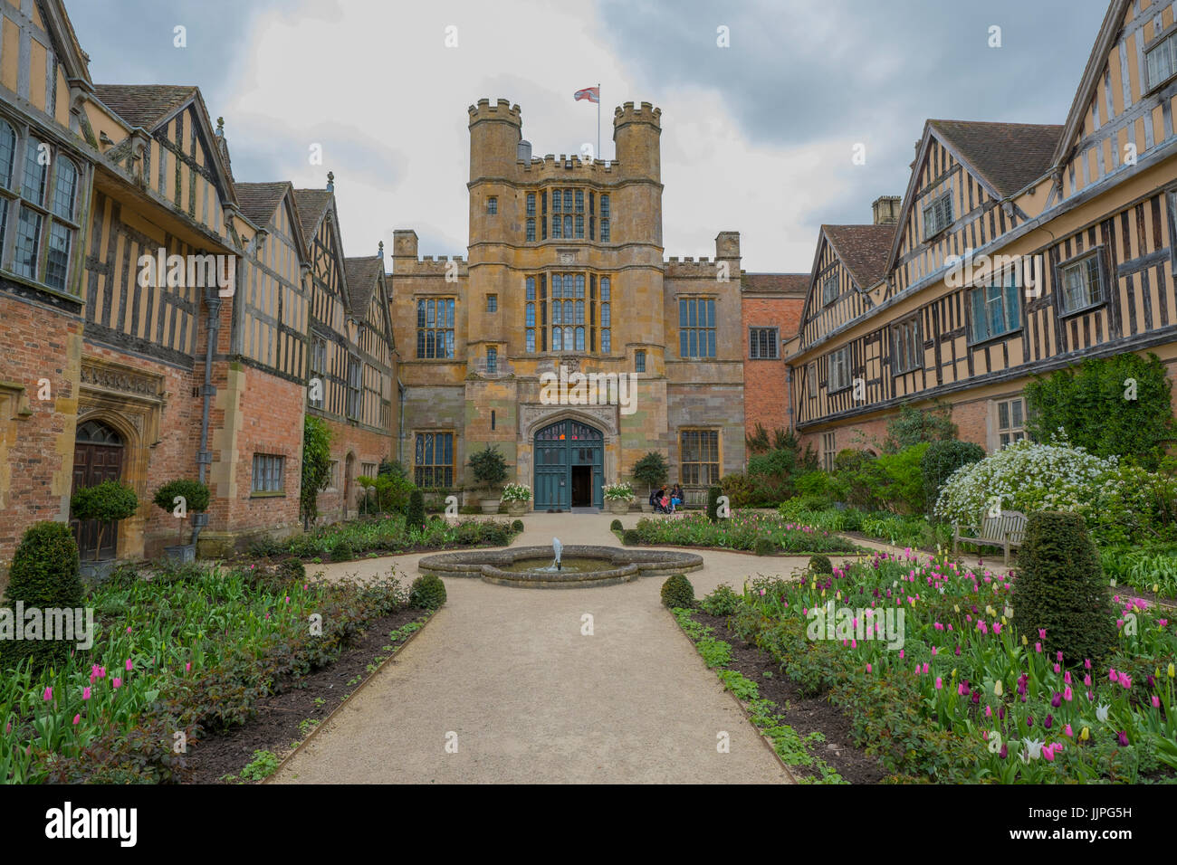 Tudor court hi-res stock photography and images - Alamy