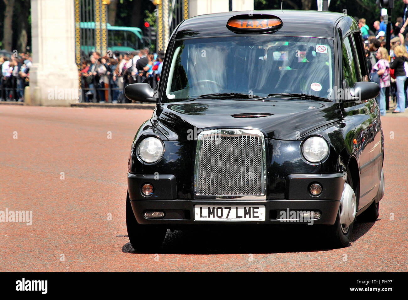 Austin car near Buckingham Palace, London, United Kingdom Stock Photo ...