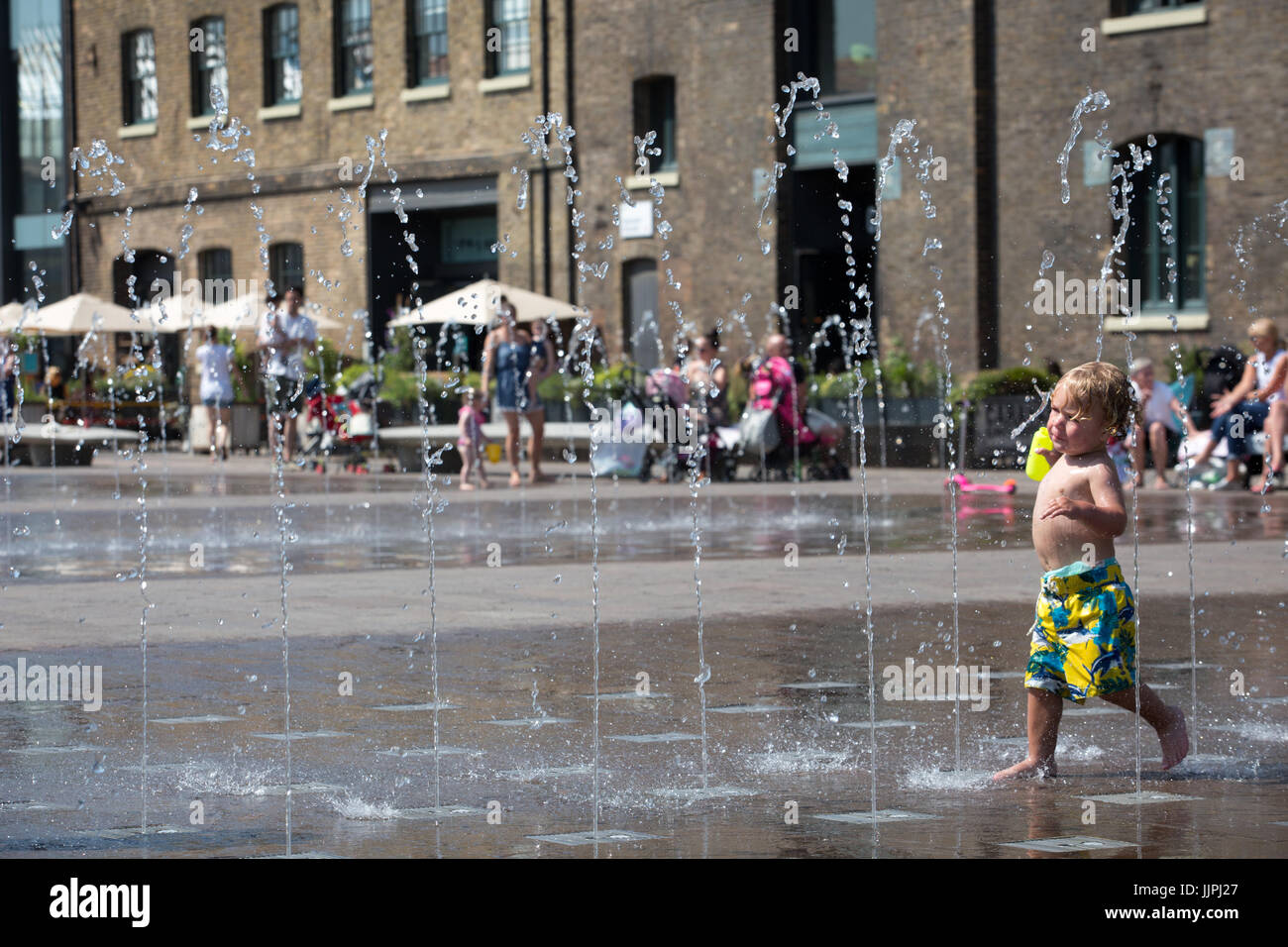 Granary square fountains hi-res stock photography and images - Alamy