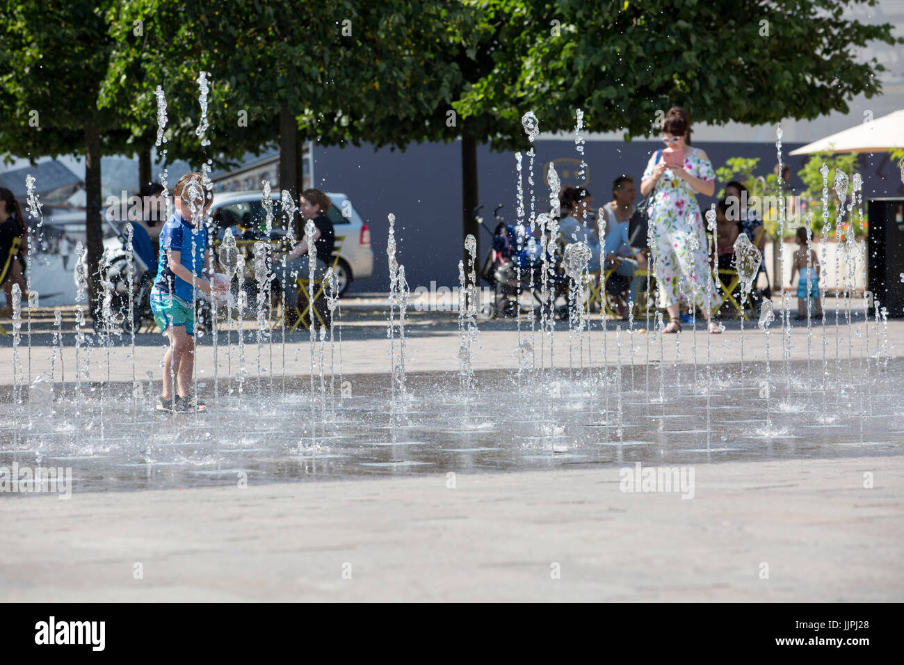 Fountains in Granary Square, London attract youngsters to cool down in ...