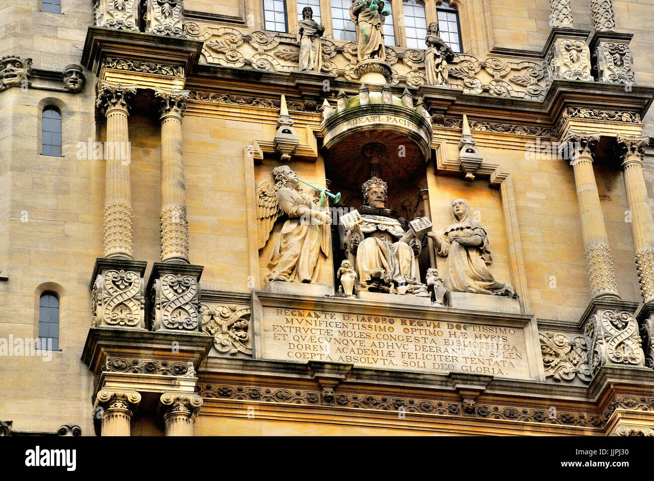 Bodleian library statue oxford hi-res stock photography and images - Alamy