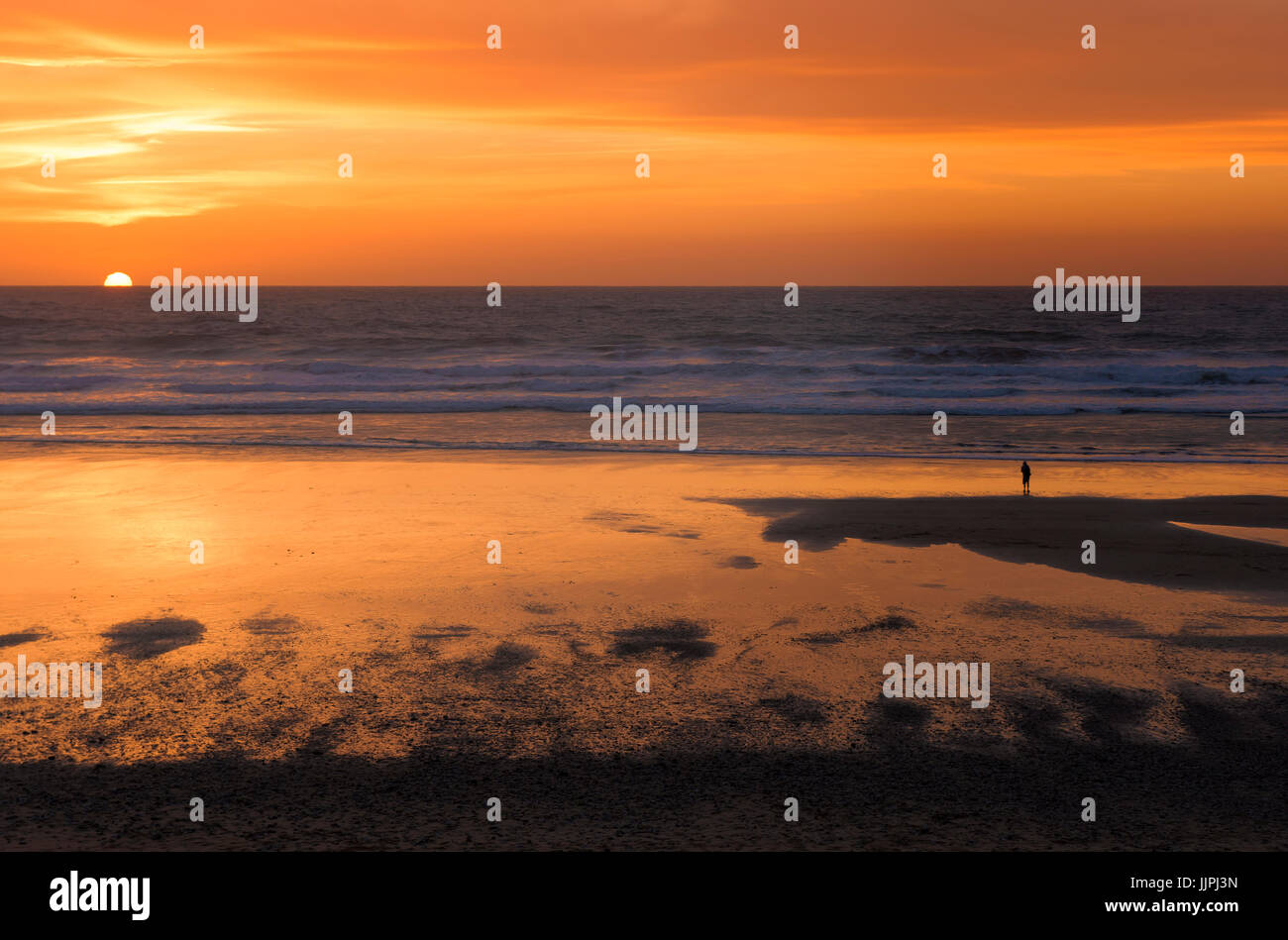 A spectacular sunset at Fistral Beach in Cornwall Stock Photo - Alamy