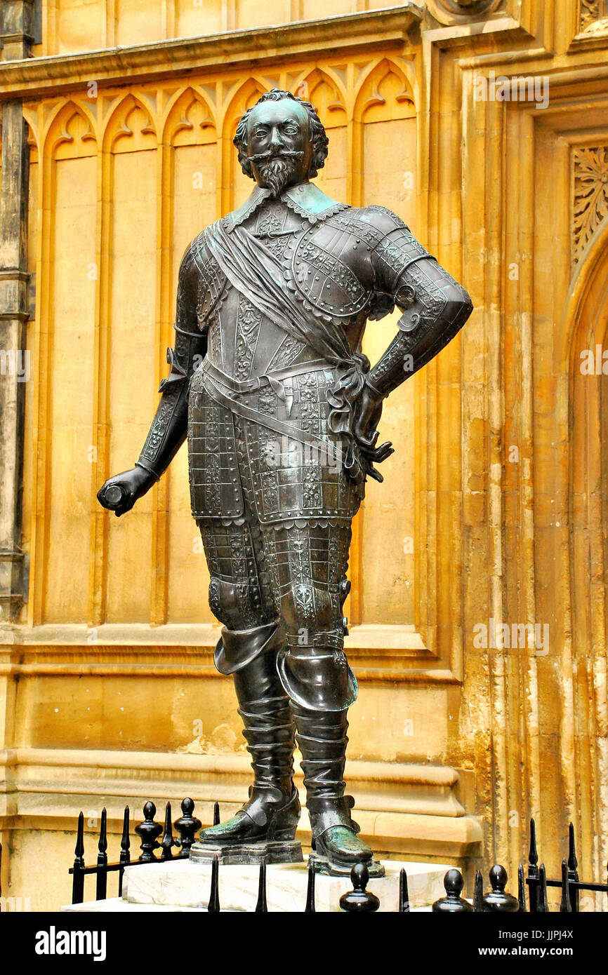 Statue of The Earl of Pembroke at The Old Bodleian Library, Oxford ...