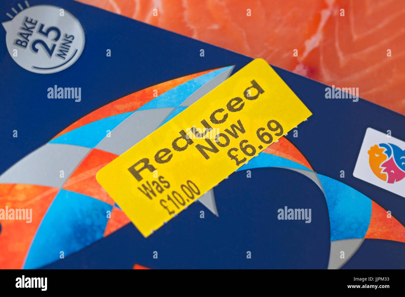 Supermarket reduction label hi-res stock photography and images - Alamy