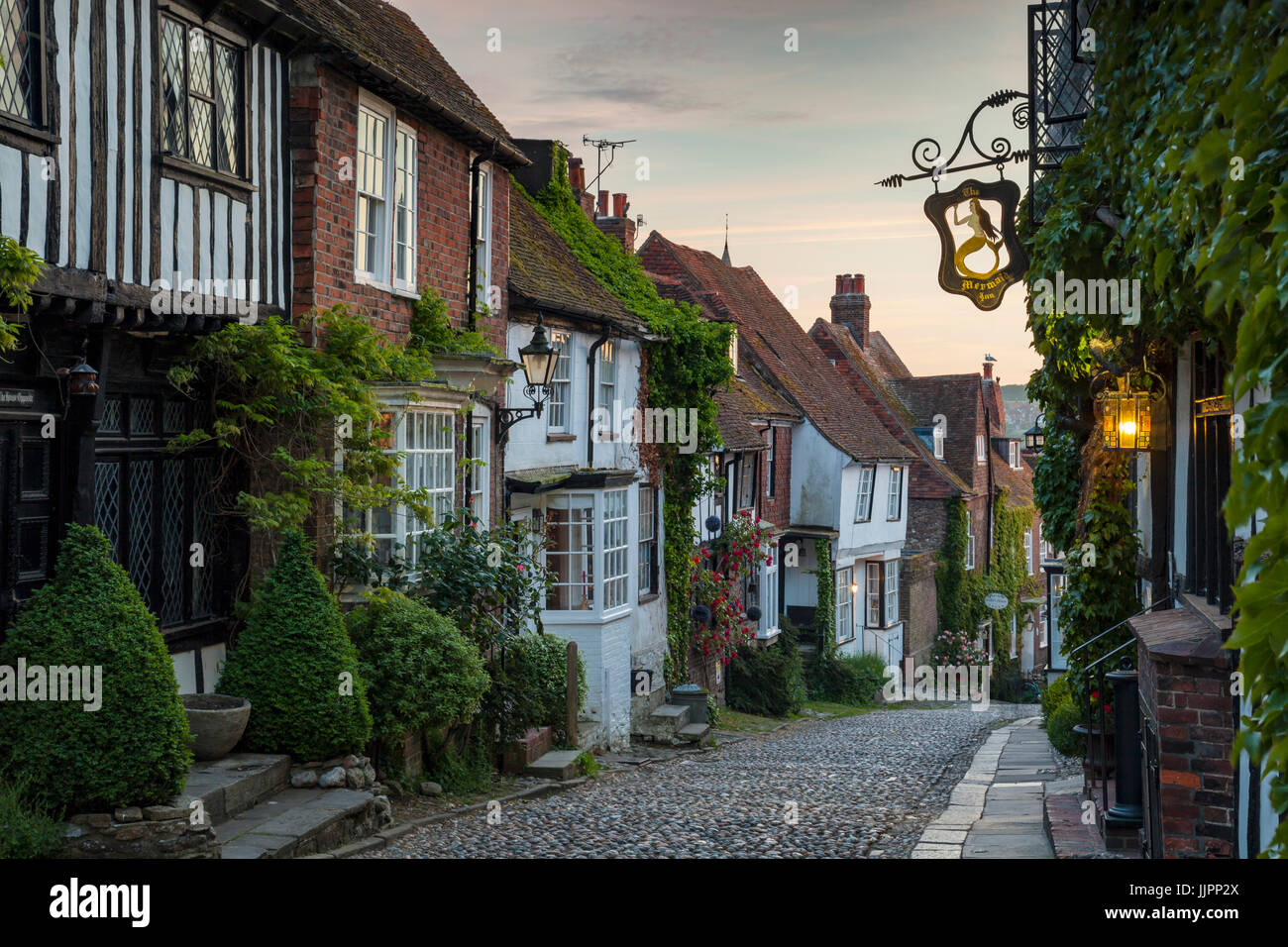 Evening on Mermaid Street in Rye town in East Sussex Stock Photo - Alamy