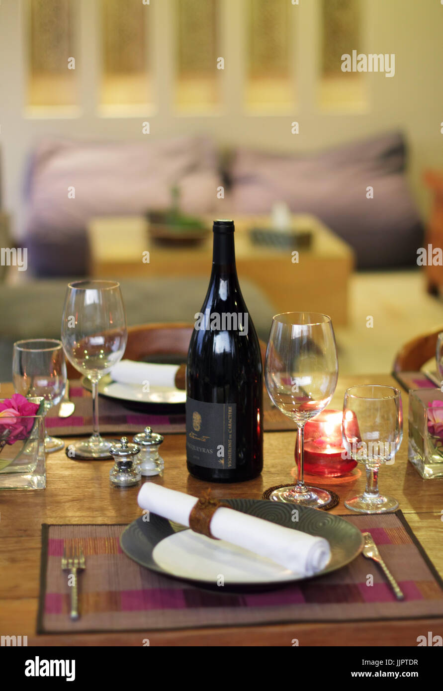 Romantic candlelight dinner setup hi-res stock photography and images ...