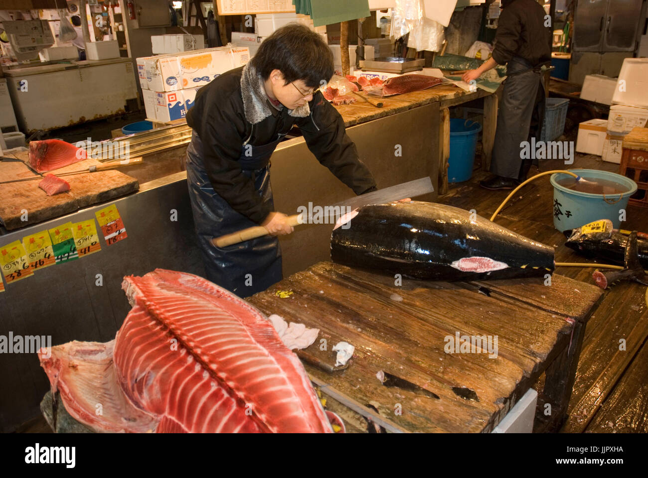 Fishmonger cutting tuna at Tokyo Tsukiji fish market Stock Photo - Alamy
