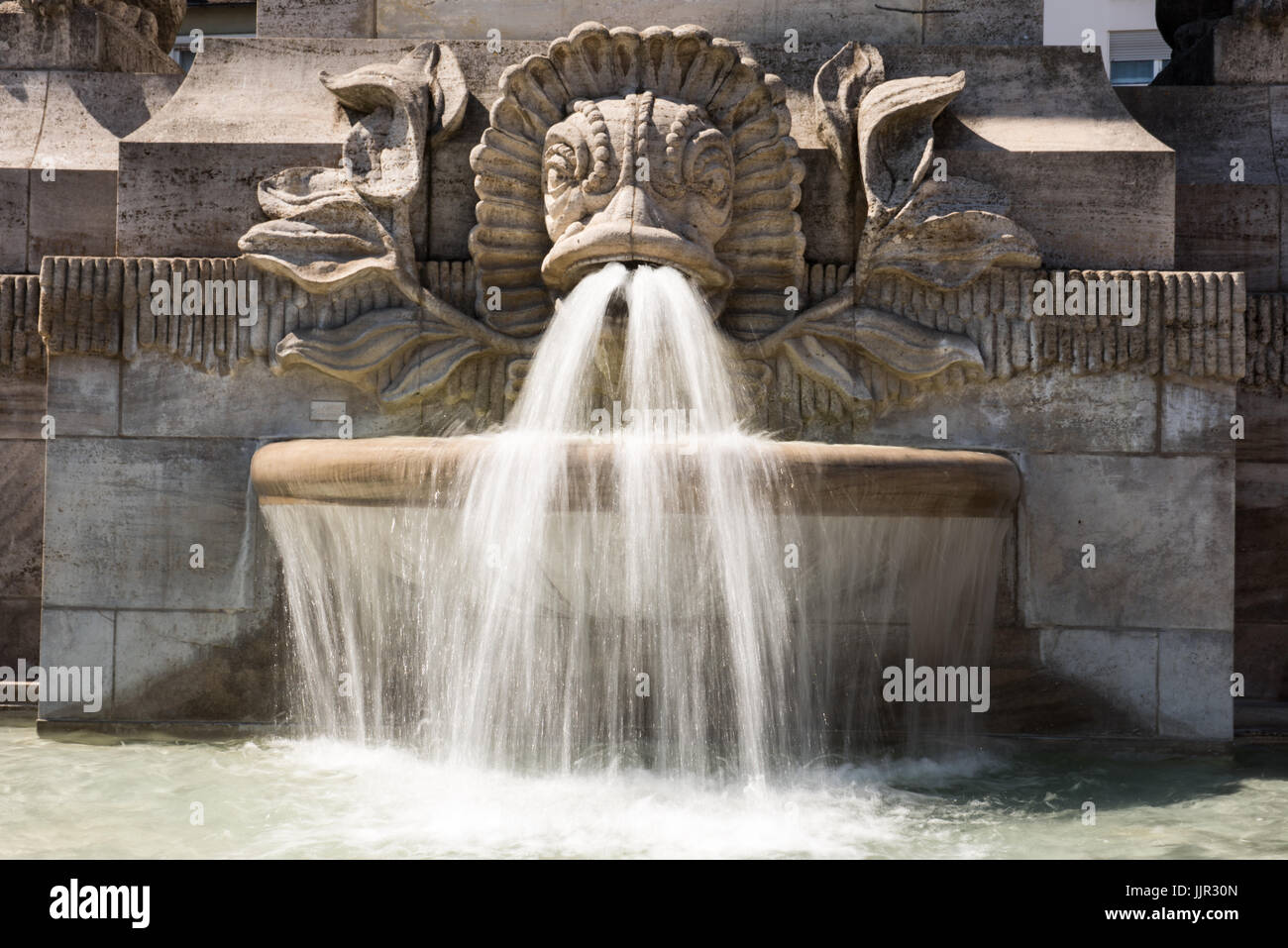 Fountain with spouting fish hi-res stock photography and images - Alamy