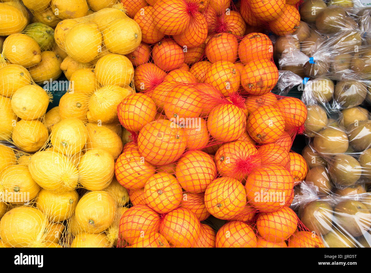 Lemons for sale at a market hi-res stock photography and images - Alamy