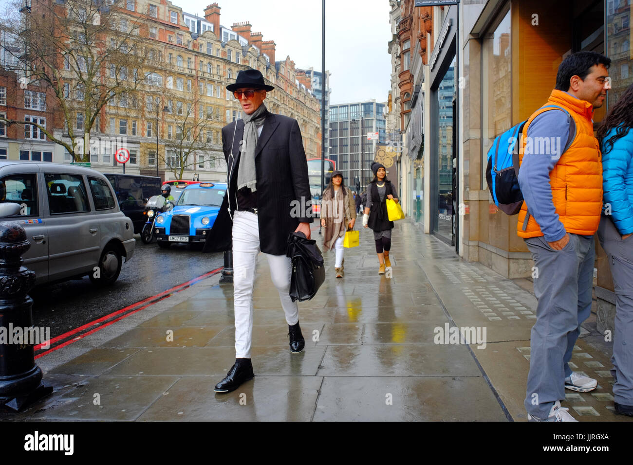 A wet day in knightsbridge, London, UK Stock Photo - Alamy