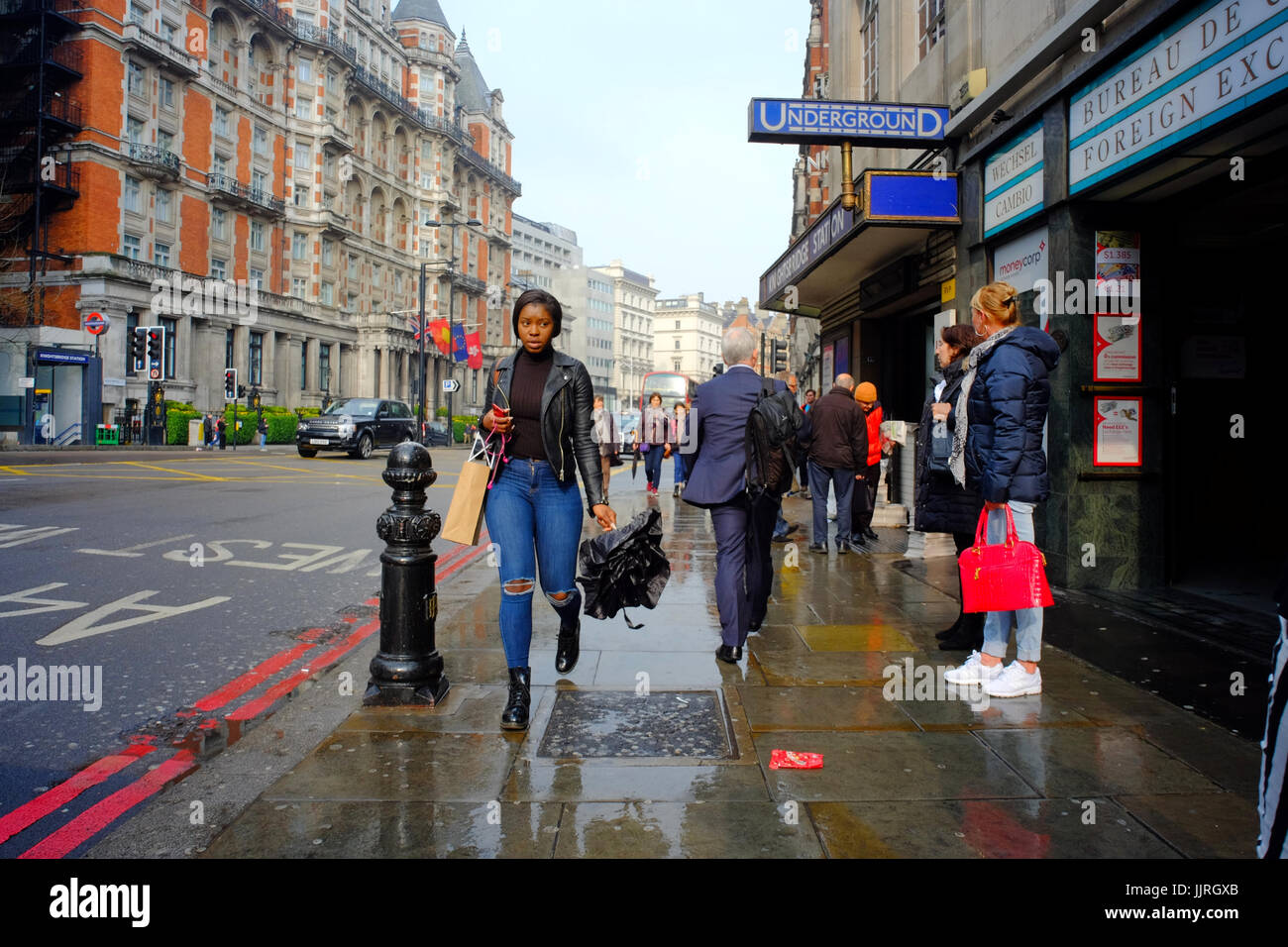 A wet day in knightsbridge, London, UK Stock Photo - Alamy