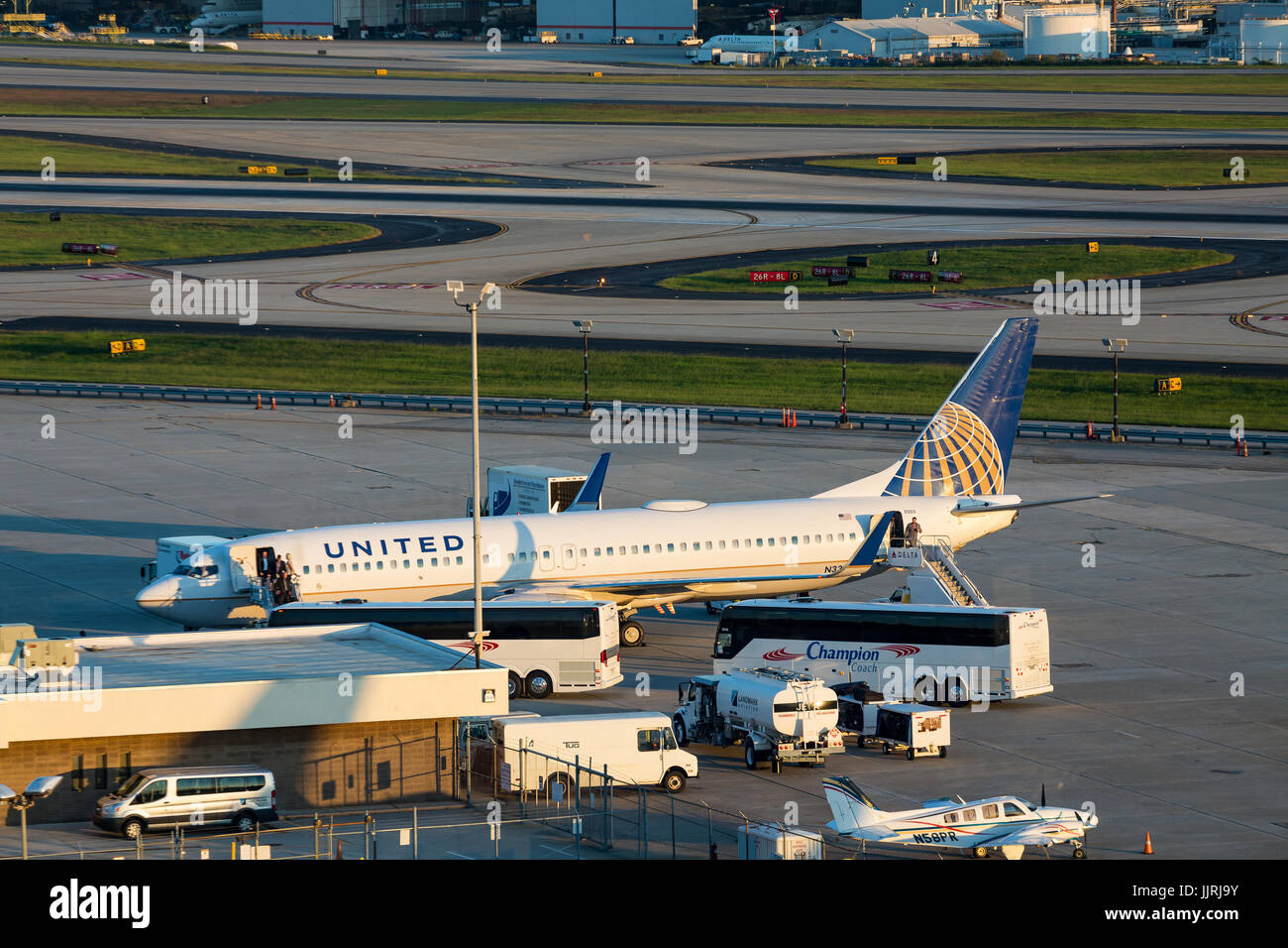 Atlanta airport ground transportation hi-res stock photography and ...