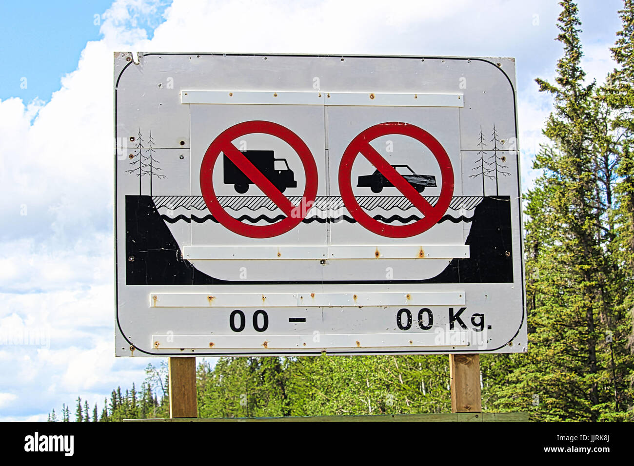 A sign indicating ice roads are closed Stock Photo - Alamy