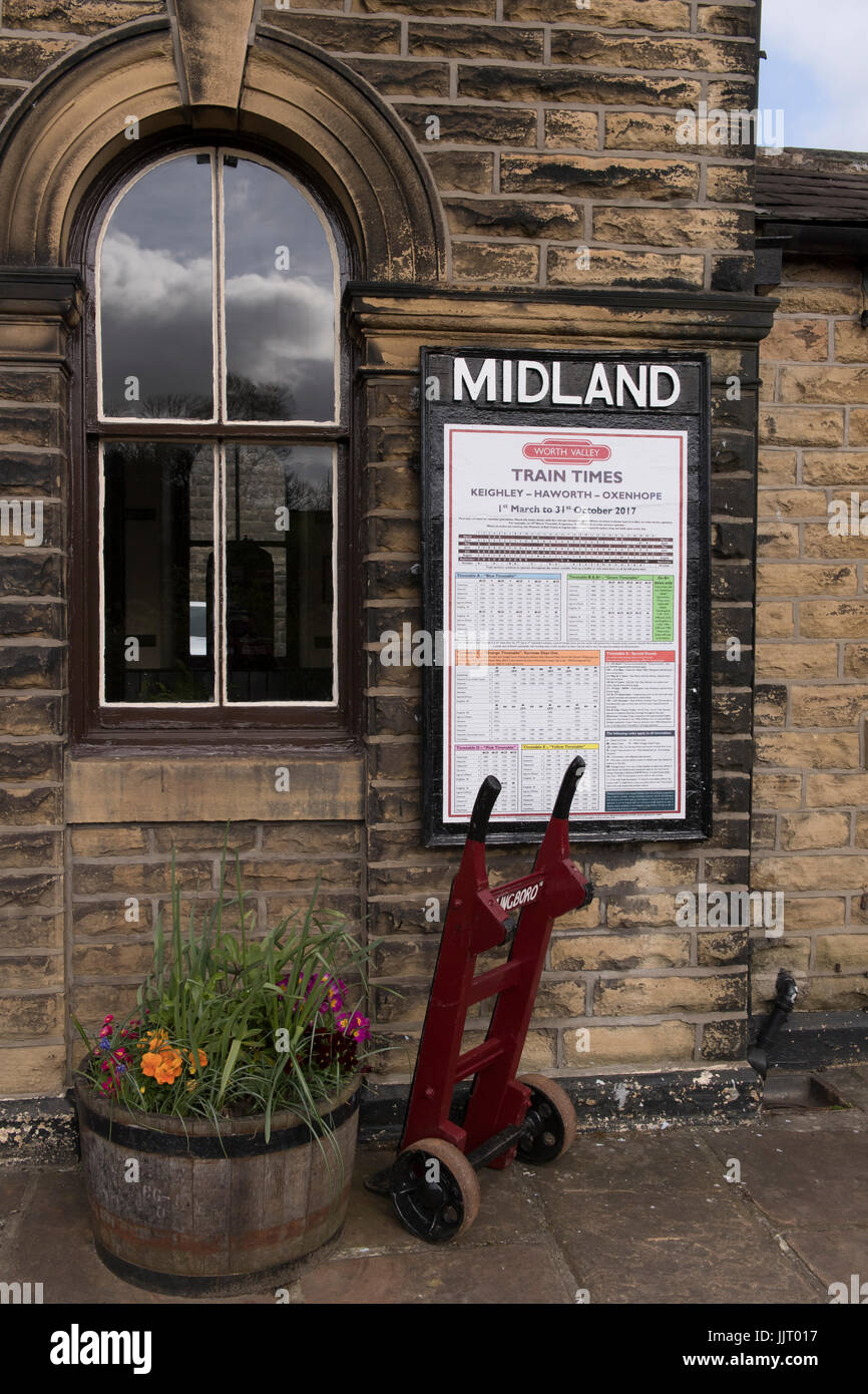 Porters trolley hi-res stock photography and images - Alamy