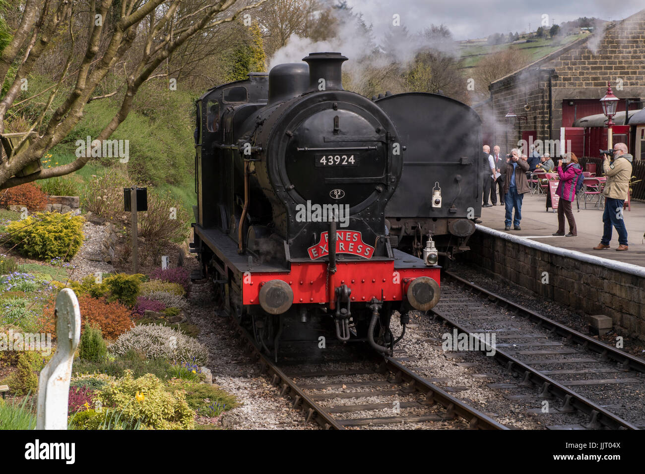 People view steam locomotive BR (Midland Railway) 4F 0-6-0 43924 ...