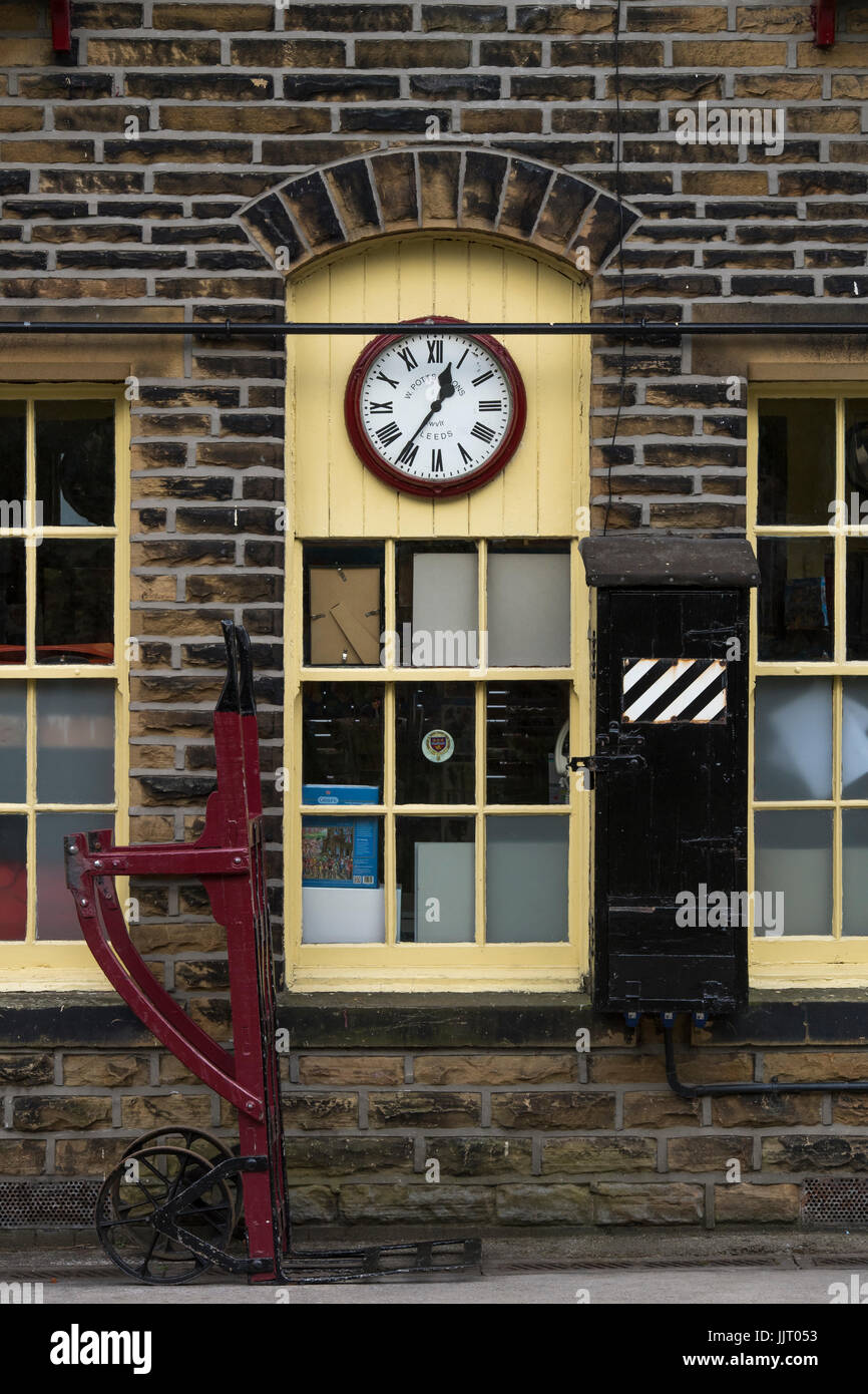 Porters trolley hi-res stock photography and images - Alamy