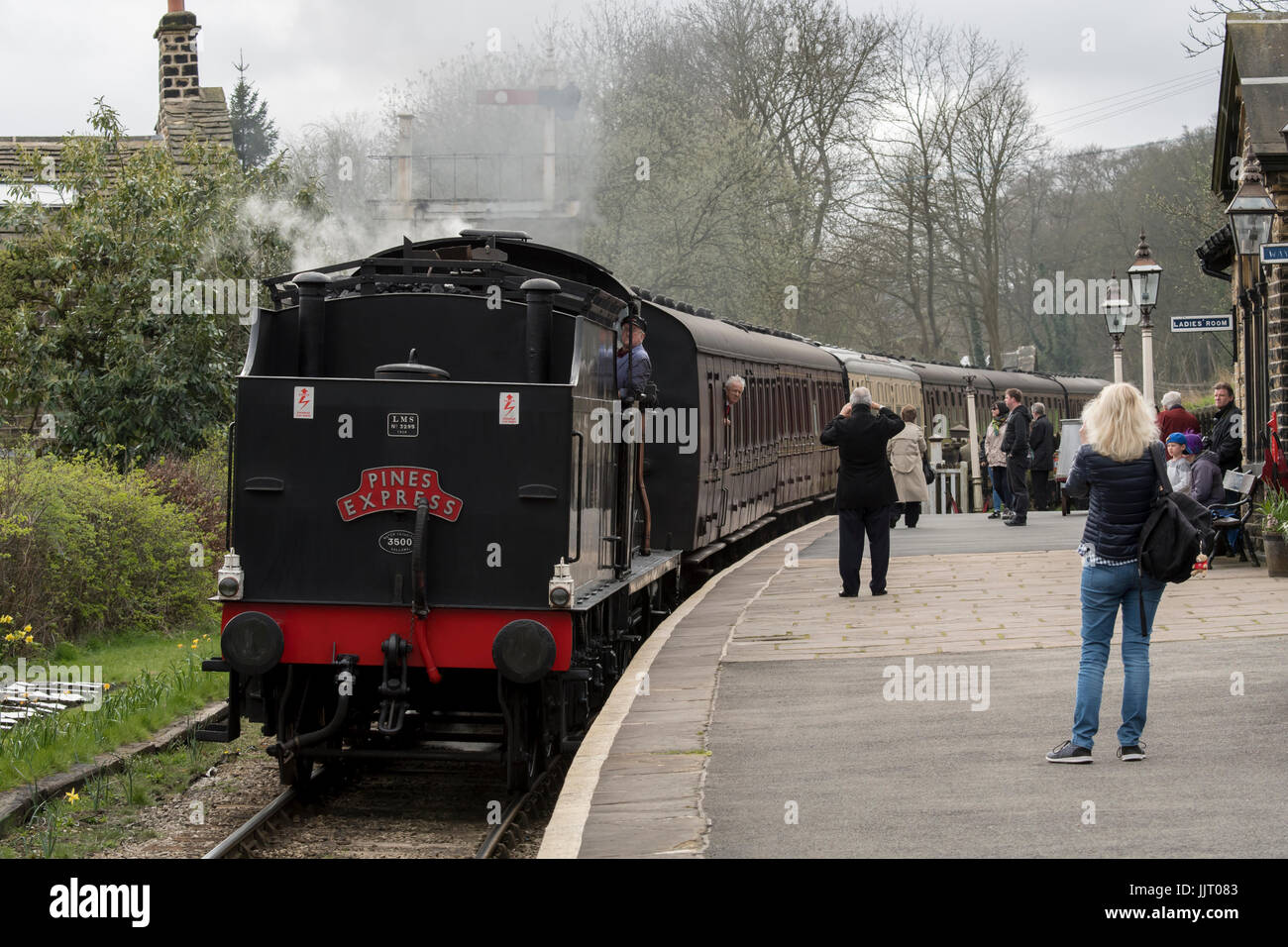 Steam locomotive, BR (Midland Railway) 4F 0-6-0 43924, leaving station ...