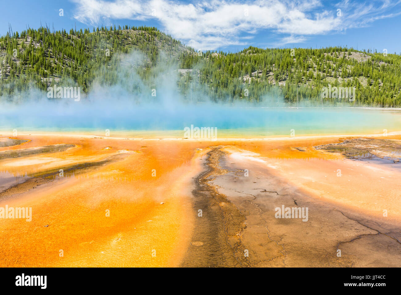 The vivid rainbow colors of the Grand Prismatic Spring in Yellowstone ...