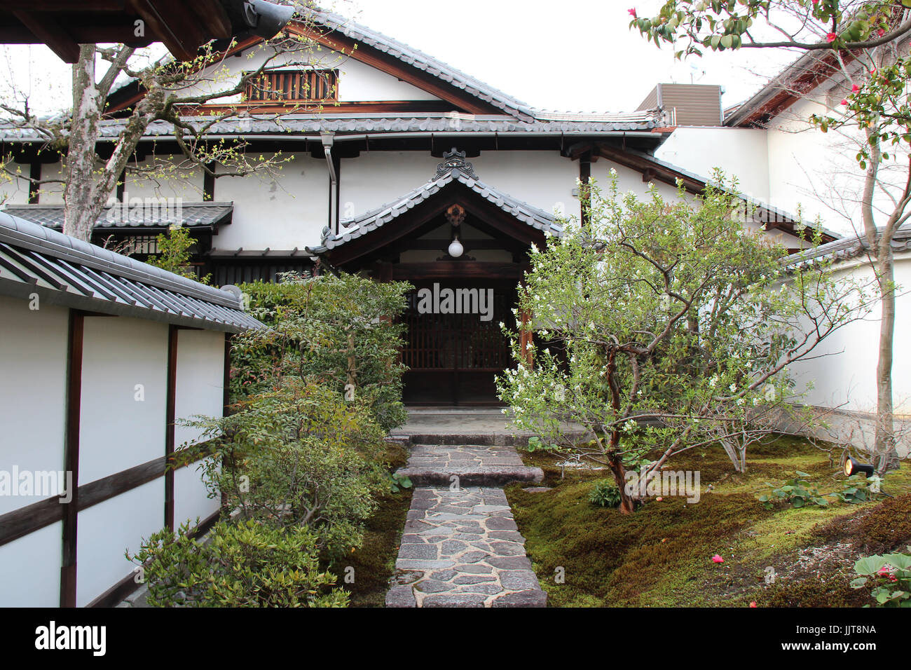Japon religion temple bouddhisme hi-res stock photography and images ...