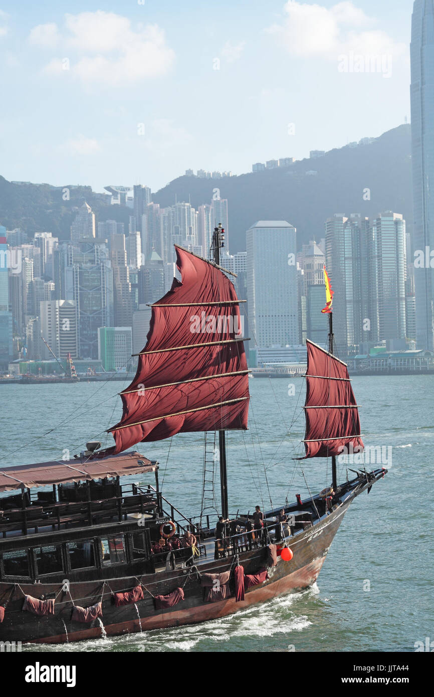 Chinese sailing ship in Hong Kong Victoria Habour Stock Photo - Alamy