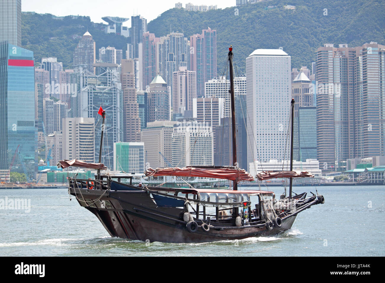 junk boat in hongkong Stock Photo - Alamy