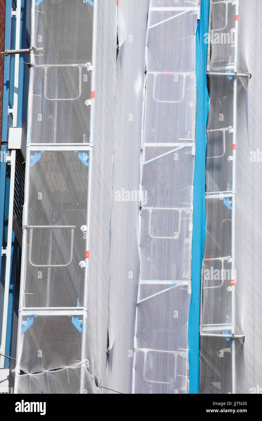 Blue tarpaulin scaffolding hi-res stock photography and images - Alamy