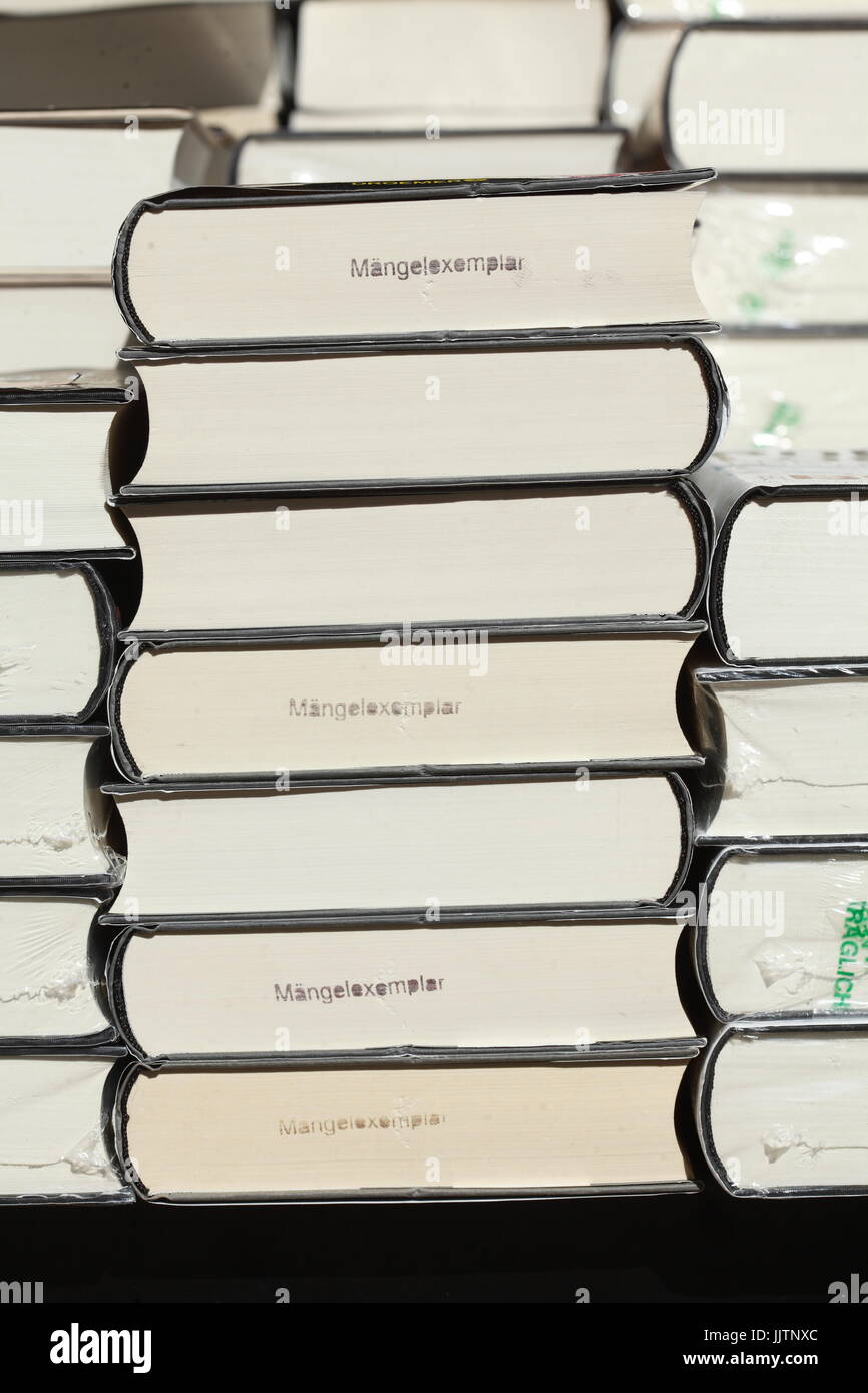 Staked books hi-res stock photography and images - Alamy