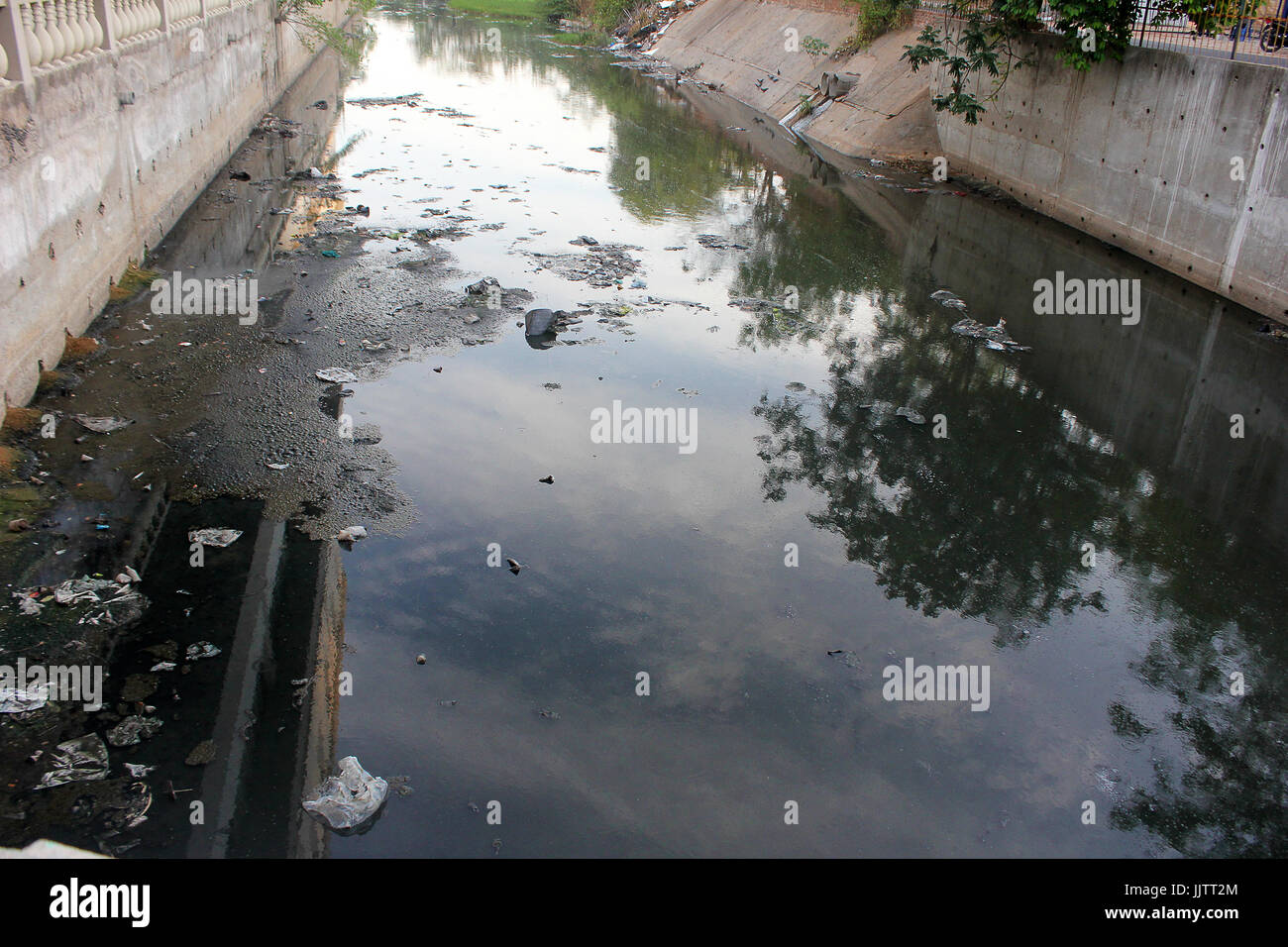 Clogged canal hi-res stock photography and images - Alamy